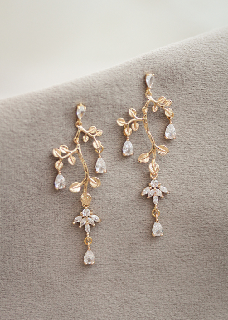 Gold bridal earrings for the style obsessed bride