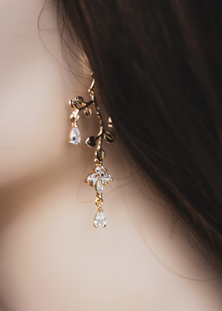 Gold bridal earrings for the style obsessed bride