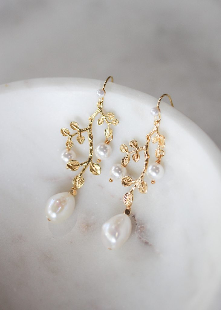 Gold bridal earrings for the style obsessed bride