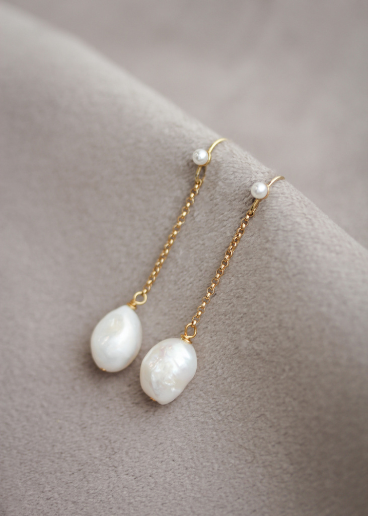 Gold bridal earrings for the style obsessed bride