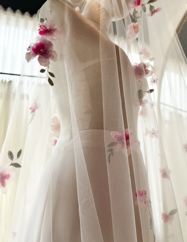 The bride dreamed of a pink wedding veil with flowers | Tania Maras