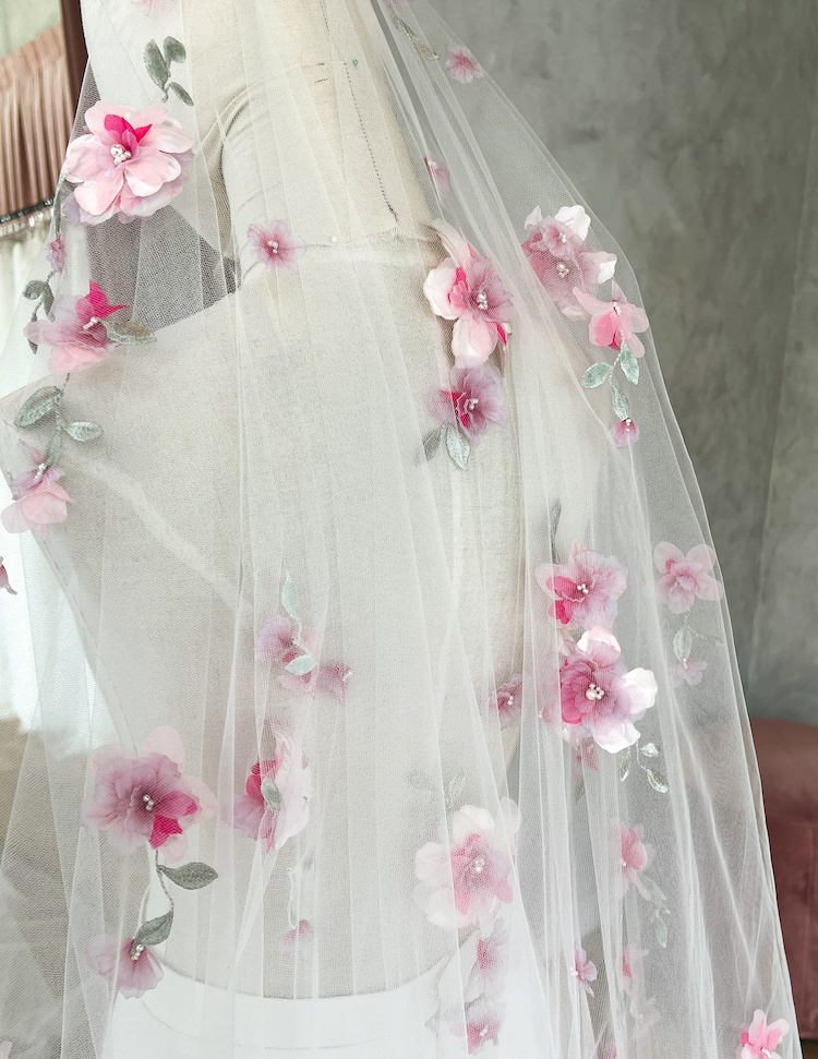 The bride dreamed of a pink wedding veil with flowers | Tania Maras