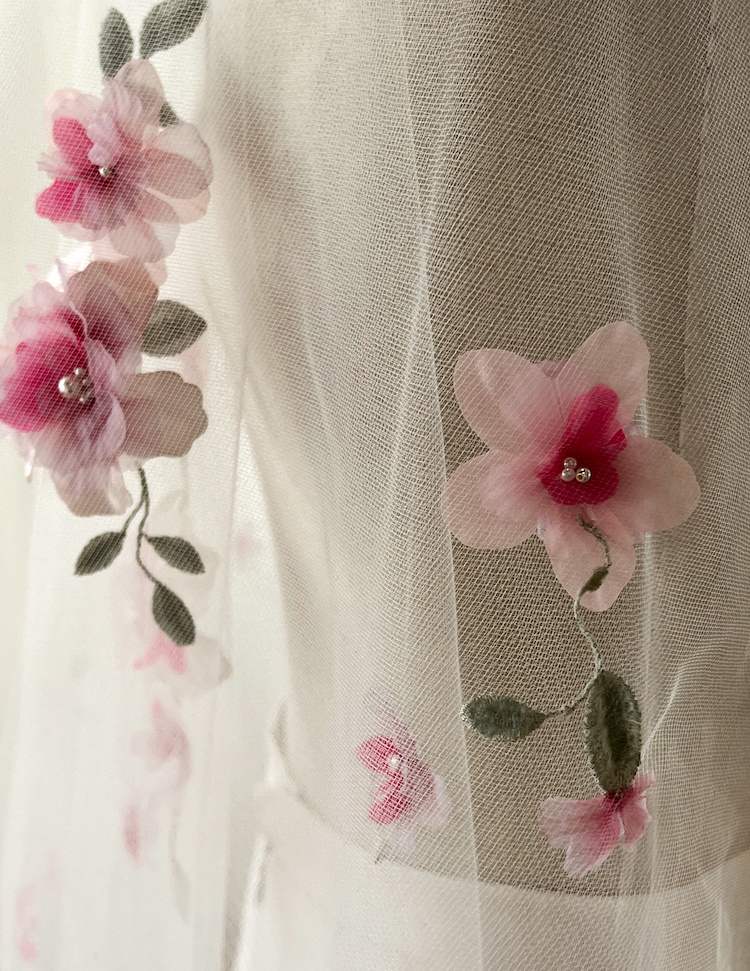 The bride dreamed of a pink wedding veil with flowers | Tania Maras