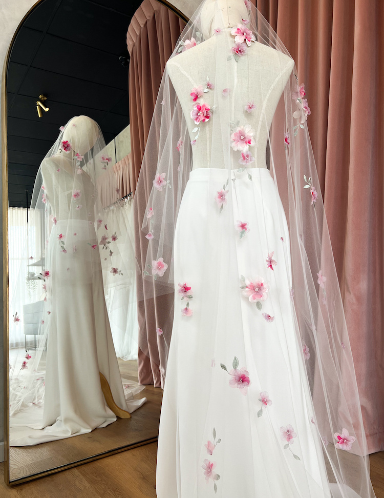 The bride dreamed of a pink wedding veil with flowers | Tania Maras