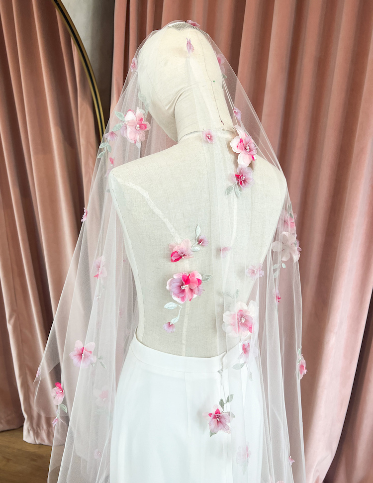 The bride dreamed of a pink wedding veil with flowers | Tania Maras