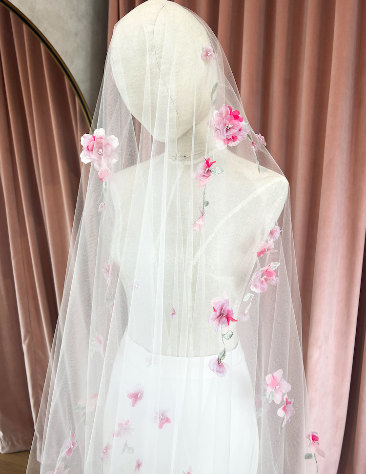 The bride dreamed of a pink wedding veil with flowers | Tania Maras