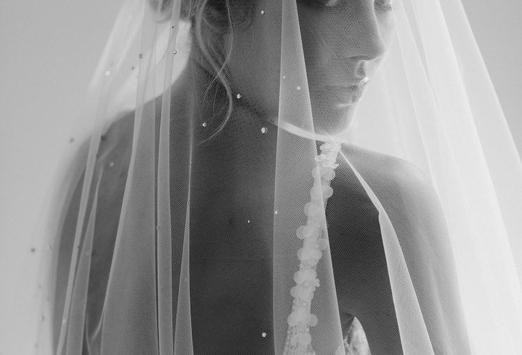 How to style a dramatic wedding veil | Tania Maras
