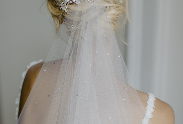 Wedding veils with crystals for the enchanted bride | Tania Maras